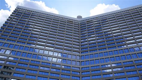 하늘 반사가 있는 현대적인 사무실 건물 유리로 만든 마천루의 건축 적 세부 사항 현대 건축 부동산 주거용 아파트 및 사무실 유리