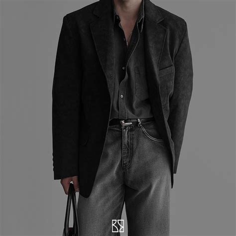 바우로 Bowlow 자연스러운 루즈핏 실루엣의 피칸 트리플 버튼 레더 자켓 고급 레더 원사로 제작된 제품입니다 스웨이드의 질감과 유사한 레더 특유의 크랙