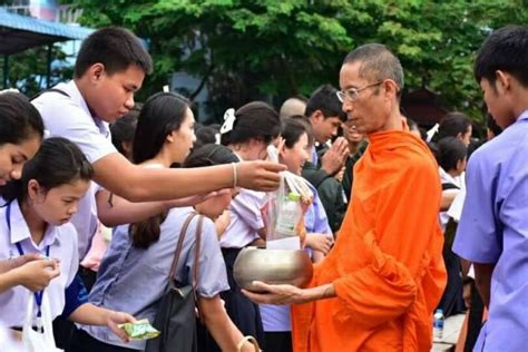สำนักงานเขตพื้นที่การศึกษามัธยมศึกษากรุงเทพมหานคร เขต 1 ศ ว จัดกิจกรรมทำบุญักบาตรและหล่อเทียน
