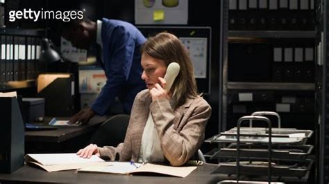 Detective Tracking Suspected Criminal 이미지 1690492347 게티이미지뱅크