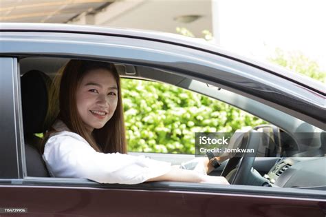 차에 앉아있는 아름 다운 매력적인 젊은 여자 미소 자신감 있고 행복 한 느낌을 가진 다이빙 자동차 행복 한 교통 개념 교통수단에 대한 스톡 사진 및 기타 이미지 Istock