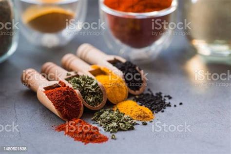 향기로운 향신료 세트 심황 파프리카 허브 후추는 회색 배경에 나무 숟가락에 있습니다 텍스트를 위한 여유 공간 0명에 대한 스톡 사진 및 기타 이미지 Istock