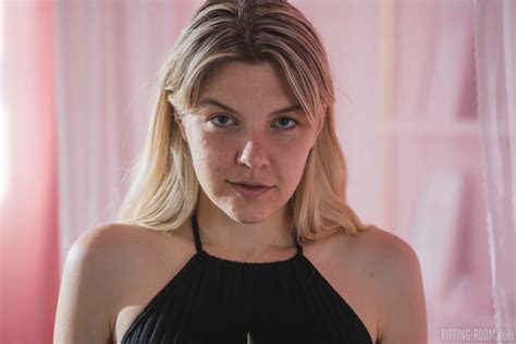 Blonde Teen Mischa Wren Reveals Her Full Bush Before Masturbating