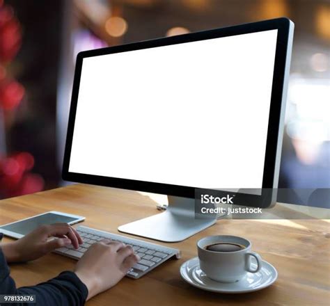 테이블에 빈 화면이 노트북 광고 텍스트 메시지에 대 한 빈 복사본 공간 화면으로 노트북 컴퓨터에 작업 영역 배경 새로운 프로젝트 공란에 대한 스톡 사진 및 기타 이미지