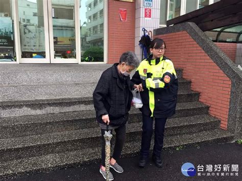 八旬婦迷途雨中徘徊 南崁警助返家 台灣好新聞 TaiwanHot