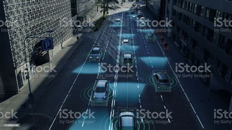 공중 무인 항공기 샷 도시를 통해 이동 자율 자율 주행 자동차 개념 인공 지능은 주변 환경을 스캔하고 자동차 보행자를 감지하고