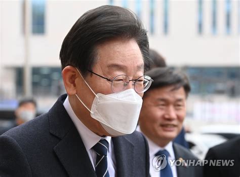 이재명 대표 학교급식실노동자 폐암 진단 관련 학교 방문 연합뉴스