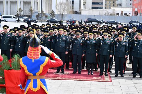 Монгол Улсын Төрийн Хүндэт харуул Төрийн торгон цэргүүдээ Хүндэт харуулчиддаа энэ өдөрийн