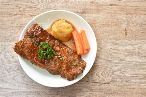 으깬 감자와 삶은 당근을 곁들인 돼지고기 뼈 스테이크 바비큐 소스 구이 갈비 음식에 대한 스톡 사진 및 기타 이미지 갈비 음식 감자 요리 건강한 생활방식 Istock