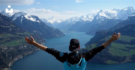 산 꼭대기에 있는 남자 사진 Unsplash의 무료 스위스 이미지