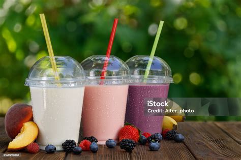 다른 맛 밀크 쉐이크 또는 스무디 세트 야외에서 나무 테이블에 일회용 플라스틱 안경 밀크 셰이크에 대한 스톡 사진 및 기타 이미지 밀크 셰이크 0명 개체 그룹