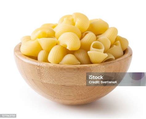 클리핑 경로와 흰색 배경에 고립 된 나무 그릇에 조리되지 않은 파이프 리게이트 파스타 0명에 대한 스톡 사진 및 기타 이미지 0명 건조 식품 건조한 Istock