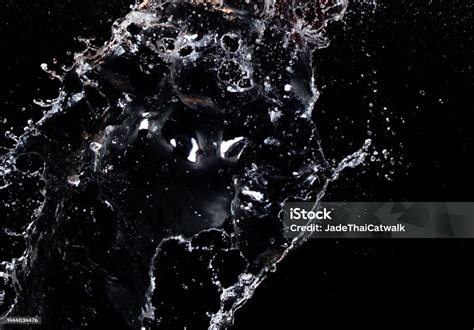 물방울이 공중에서 펄럭이는 물방울 공격과 스톱 모션 프리즈 샷에 튀는 형태를 형성합니다 텍스처 그래픽 리소스 요소에 대한 Splash Water 격리된 검은색 배경 0명에
