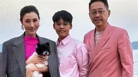 李嘉欣母子出镜:许建彤身高超过妈妈,越来越像爸爸许晋亨嫁入豪门儿子郭晶晶贾静雯黄圣依新浪新闻 李嘉欣母子出镜:许建彤身高超过妈妈,越来越像爸爸许晋亨嫁入豪门儿子郭晶晶贾静雯黄圣依新浪新闻