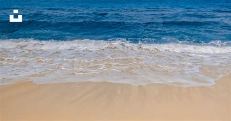 파도가 해안으로 들어오는 모래 해변 사진 Unsplash의 무료 인도네시아 이미지