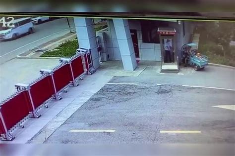 监控无意间拍到的一幕，这个算不算袭警啊？袭警监控