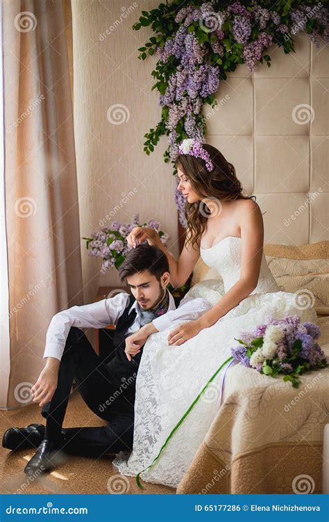 El Novio Y La Novia En Una Cama Foto De Archivo Imagen De Hembra