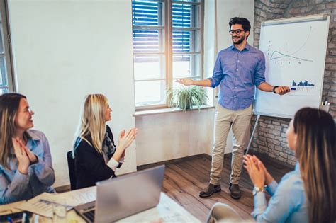 회의실에서 프레 젠 테이 션을 주는 화이트 보드에서 사업가 경영자에 대한 스톡 사진 및 기타 이미지 경영자 계획 교습 Istock
