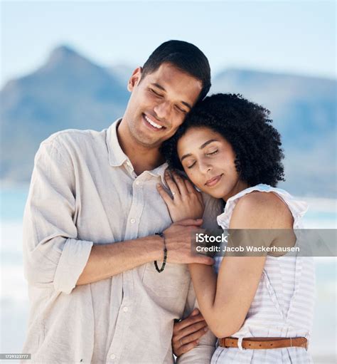 해변 결혼 사랑 포옹 로맨스와의 관계 유대감과 사랑이 있는 커플 휴가와 로맨틱 남자와 여자의 포옹 해변 휴가와 모험과 미소로 보살핌 25 29세에 대한 스톡 사진 및 기타