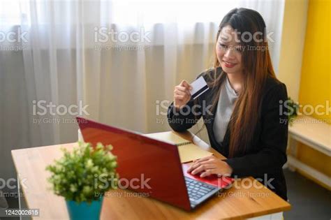 젊은 아름다운 아시아 여자 쇼핑 온라인 노트북 및 신용 카드 에서 카페 개념에 대한 스톡 사진 및 기타 이미지 개념 고객 구매 Istock