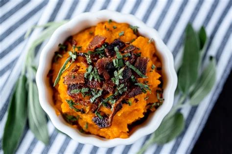 줄무늬 천에 튀긴 베이컨과 채소를 얹은 으깬 고구마 한 그릇의 근접 촬영 0명에 대한 스톡 사진 및 기타 이미지 0명 감자