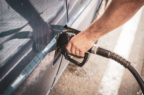 연료 주유소 에서 연료로 자동차 차량 연료 를 급유 탱크에 가솔린 디젤 가스 펌프 총을 채우기 교통 및 차량 유지 보수의 소유권