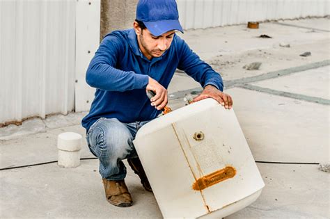 전문 전기 남자가 지붕 상단에 온수기를 고정하고 파란색 유니폼과 모자를 입고 가정 주방에 대한 스톡 사진 및 기타 이미지 가정 주방 가정의 방 건설 산업 Istock
