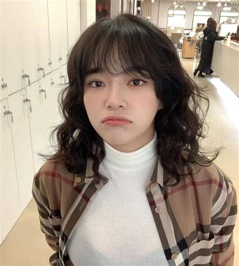 看金世正在《驱魔面馆》示范2021年女生中长发趋势，细节太好 每日头条
