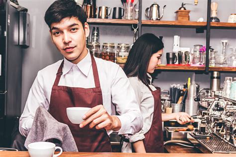 웃 고 뒤에 카페에서 카운터 바 작업 몇 중소 기업 소유자의 초상화 카페에서 커피를 만들기 위한 커피 기계를 사용 하 여 몇 바리 스타 개념에 대한 스톡 사진 및 기타