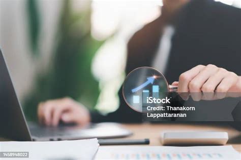 비즈니스 성장 및 성공 그래프 개발 진행 상황 재무 효율성 및 투자 개념을 보여주는 사업가 미래의 목표와 기회에 대한 비즈니스