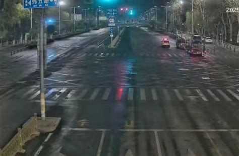 济南街头，大货车司机凌晨闯卡逃逸，警方布控拦截检测路口车辆