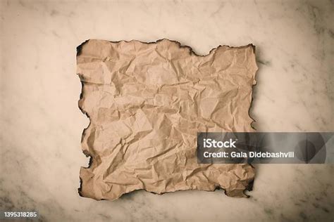 추상적 인 배경 뗏목 종이의 구겨진 시트 탄 가장자리 소박한 색조 사람 수평 0명에 대한 스톡 사진 및 기타 이미지 0명 가장자리 갈색 Istock