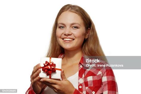흰색 배경 위에 고립 된 선물 상자를 들고 미소 아름다운 금발의 젊은 여자 생일 축하합니다 크리스마스 발렌타인 데이 개념 텍스트에 대 한 배치 20 29세에 대한 스톡 사진