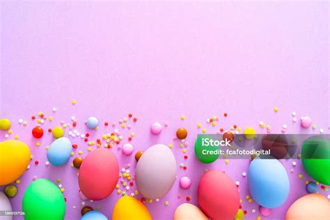 사탕과 설탕이 있는 다채로운 부활절 달걀은 보라색 색의 배경에 뿌려져 있습니다 복사 공간 0명에 대한 스톡 사진 및 기타 이미지 0명 Diy 개념 Istock