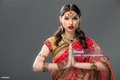 나 마스 테 Mudra 회색에 고립 된 전통 의류와 액세서리에 인도 여자 인도 문화에 대한 스톡 사진 및 기타 이미지 인도 문화 인도 민족 한 명의 여자만 Istock