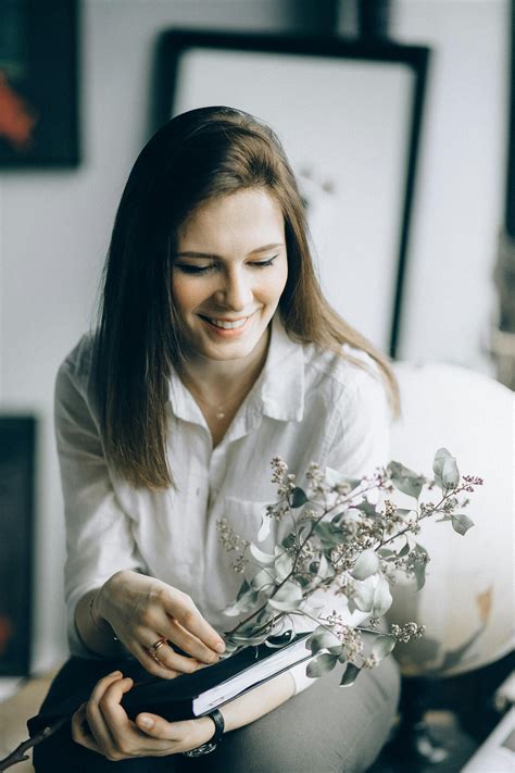 갈색 머리 감은 눈 개성 걱정 없는 나뭇잎 눈을 감다 머리 미소 미소 짓는 손 수직 쐈어 앉아 있는 여성 여자 인격 잡고 있는 줄기 책