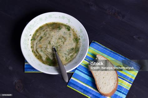 딜 파슬리 사워 크림 흰 그릇에 숟가락 검은 나무 배경에 냅킨에 빵의 물린 조각 야채 크림 수프 물기에 대한 스톡 사진 및 기타 이미지 Istock