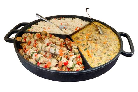 길거리 패스트 푸드삶은 쌀 쇠고기 고기 야채와 큰 강철 프라이팬에 나무 꼬치에 튀긴 훈제 돼지고기 패치와 격리 갈색에 대한 스톡