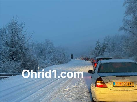 Забрана за сообраќај на тешки товарни возила поради снег и на патот Битола Ресен и Ресен