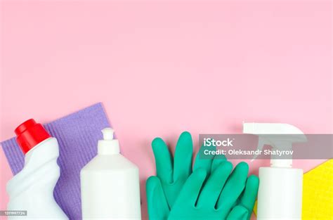 분홍색 배경에 제품을 청소 제세및 청소 용품이 있는 화이트 병 스폰지 및 장갑을 장미 배경에 텍스트로 배치합니다 청소 도구 회사 개념 0명에 대한 스톡 사진 및 기타 이미지