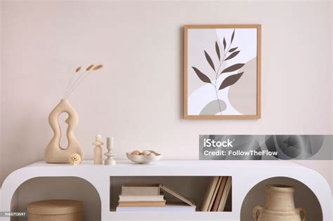모형 포스터 프레임 흰색 화장실 잎이 달린 꽃병 장식 및 개인 액세서리가 있는 조화로운 거실의 인테리어 디자인 아늑한 가정 장식 템플렛 0명에 대한 스톡 사진 및 기타