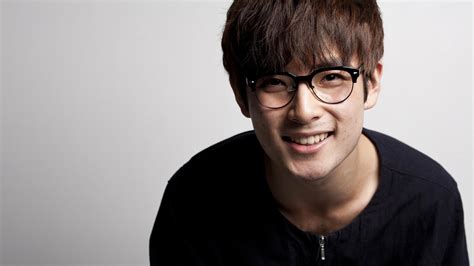 Парень азиатской внешности в очках · 1920x1080 Full Hd бесплатная