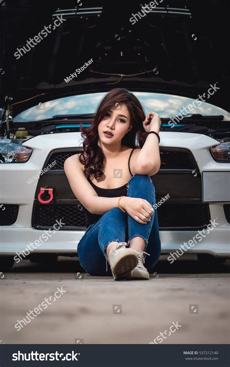 Sexy Asian Girl Teasing Race Car库存照片537212140 Shutterstock