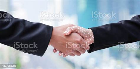 Rpa 개념의 비즈니스 및 기술 혁신을 위한 흐림 도시 건설 배경에서 고립된 것을 확인하고 처리하는 로봇 Ai 홀로그램과 함께 흔들리는 사업가 핸드클로즈 가상현실