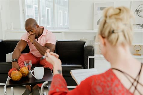 그의 손으로 얼굴을 덮고 남자의 그레이 스케일 사진 · 무료 스톡 사진