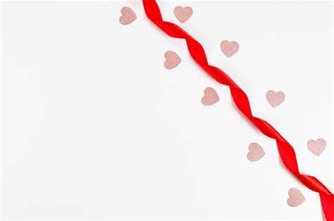 흰색 배경에 빨간 리본과 분홍색 반짝이 하트의 평면도 발렌타인 데이 사랑 반짝이는 압연 직물 실크 새틴 소재 0명에 대한 스톡