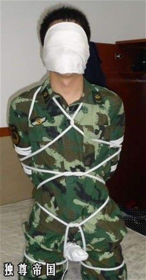 军哥哥被虐玩，军人的尊严就这样被践踏百度知道