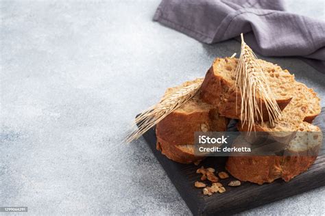 시리얼이 있는 회색 배경에 얇게 썬 호밀 바게트 통곡물 빵 건강한 음식 개념 공간을 복사합니다 0명에 대한 스톡 사진 및 기타 이미지 Istock