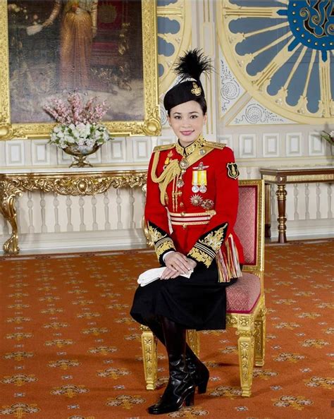 รวมภาพพระอิริยาบถในฉลองพระองค์อันงดงามของ “สมเด็จพระนางเจ้าสุทิดาฯ พระบรมราชินี”