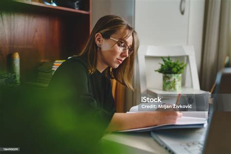 한 젊은 백인 여성 여학생은 시험 학습 및 교육 개념 실제 사람들이 공간을 복사 하는 동안 연필을 들고 집에서 쓰기와 독서 18 19세에 대한 스톡 사진 및 기타 이미지